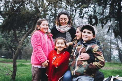 그들의 아들과 딸이 공원에서 웃고 포옹하는 동성 부모 Lgbt 동성애자 프리미엄 사진