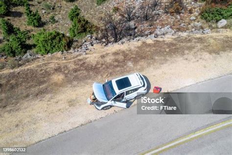 시골 길에서 열린 후드로 부서진 차 옆에 서있는 여성 공중 상단 드론 보기 차에 대한 스톡 사진 및 기타 이미지 차 공중 뷰 35 39세 Istock