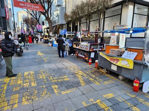 이슈 In 활기찾는 명동 노점상불법과 합법 사이 90만원 연합뉴스