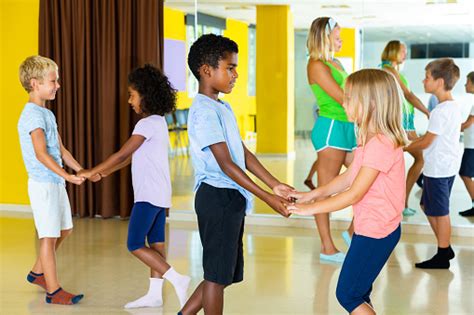 발레 스튜디오에서 댄스 쌍 댄스 긍정적 인 작은 소년과 소녀 10에 대한 스톡 사진 및 기타 이미지 10 교사 교육 관련 직업 교습 Istock