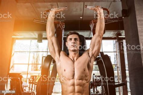 부하의 강렬한 근육입니다 남자는 체육관에서 팔 뚝에 대 한 운동을 하 고 건강한 생활방식에 대한 스톡 사진 및 기타 이미지