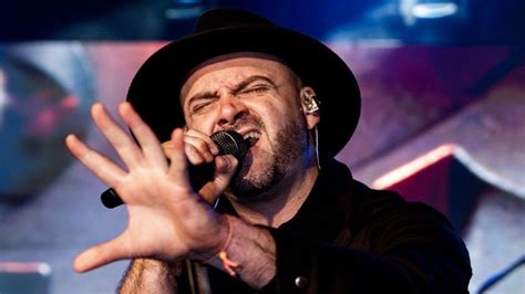 Дълбокото разочарование от предателството и лицемерието вдъхновиха новата песен на Тома „Аз