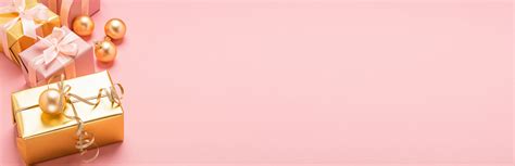 새틴 리본이 있는 축제 상자는 파스텔 핑크 배경이 있는 황금 장난감 공입니다 평면 레이아웃 휴일 개념 공간을 복사합니다 0명에 대한 스톡 사진 및 기타 이미지 Istock