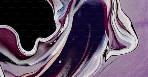 검은색 배경의 보라색과 검은색 추상화 사진 Unsplash의 예술 이미지