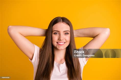 매력적인 사랑스러운 달콤한 아가씨의 초상화는 손바닥 머리 느낌 기쁜 즐거운 시간을 즐길 수 있습니다 즐거운 옷을 입고 세련된 귀여운 의류 고립 노란색 밝은 배경 T 셔츠에