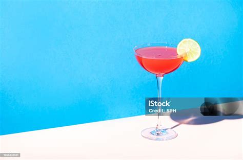 실버 데킬라 자몽과 라임 주스 시럽 이탈리안 레드 비터 리큐어 여름 파란색 밝은 배경 단단한 빛과 그림자를 곁들인 시에스타 알코올 칵테일 음료 0명에 대한 스톡 사진 및