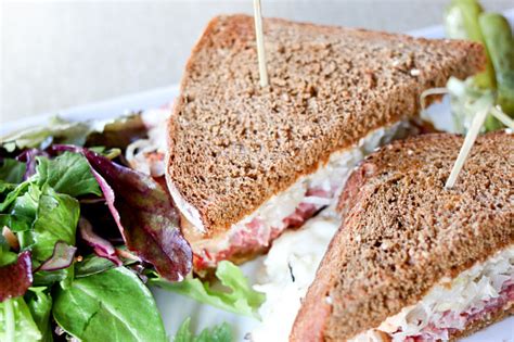 소금에 절인 양배추 스위스 치즈와 천 섬 드레싱 루벤 샌드위치 갈색에 대한 스톡 사진 및 기타 이미지 갈색 고기 구운 식품 Istock