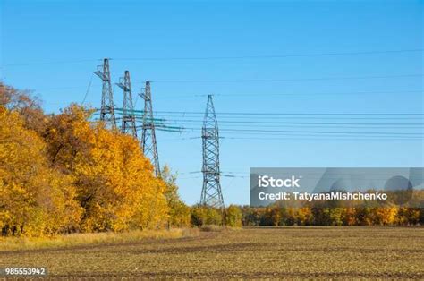 가 장면입니다 인공입니다 녹색 에너지 발전소 가까운 높은 전압 파워 라인의 개념 전원 분배 역입니다 고압 철 탑 실루엣 타워의 전기 전송 0명에 대한 스톡 사진 및 기타