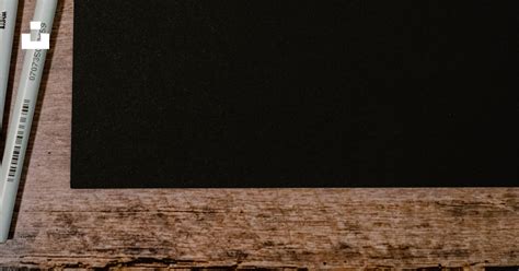 검은 색 섬유에 흰색과 회색 연필 사진 Unsplash의 무료 검정 이미지