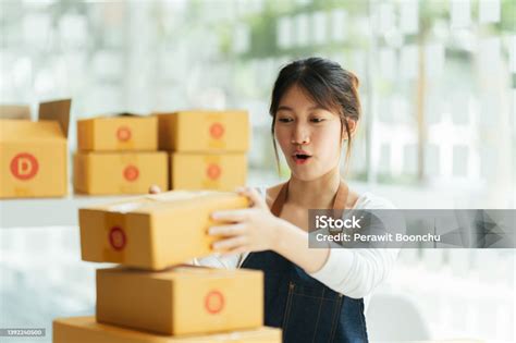 홈 오피스에서 자신의 직업 쇼핑 온라인 사업에 소포 상자를 가진 성공적인 아시아 여성 기업가 중소 기업을 시작 Sme 개념 Brand Name Smart Phone에 대한