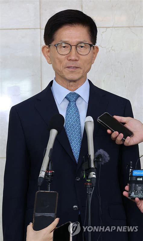 김문수 뻘건 윤석열이죄 없는 박근혜 대통령을 잡아넣어