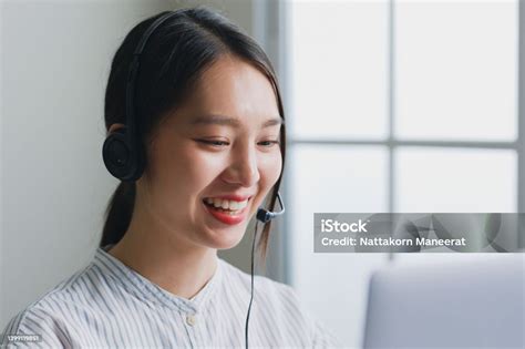 아시아 여성 콜센터 고객 서비스 헤드셋을 착용하거나 사무실에서 고객과 이야기하는 헤드폰을 착용 한 정장 텔레 세일즈 전화 사용에 대한 스톡 사진 및 기타 이미지 Istock
