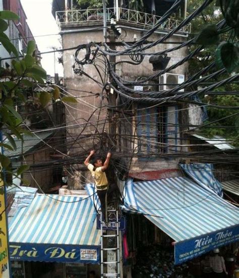 印度電工冒著生命危險在修理電路，工資低，每天行走在危險邊緣 每日頭條