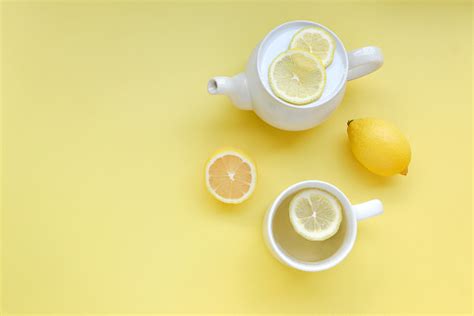 텍스트를 위한 빈 공간이 있는 노란색 배경에 차 한잔과 신선한 레몬의 상위 보기 감귤류 과일에 대한 스톡 사진 및 기타 이미지 감귤류 과일 건강한 식생활 과일