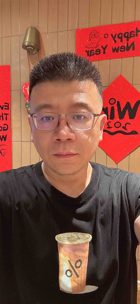 晚上到酒店，感觉头发长了。点评搜了一下附近剪发的价格从38 380元，在商场里面都贵，唯有步行800去猎德新村里面理发便 雪球