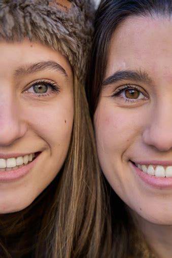 두 여자의 반쪽 얼굴이 닫힌다 여자 친구의 얼굴의 두 반쪽 2명에 대한 스톡 사진 및 기타 이미지 2명 갈색 머리 건강한 생활방식 Istock