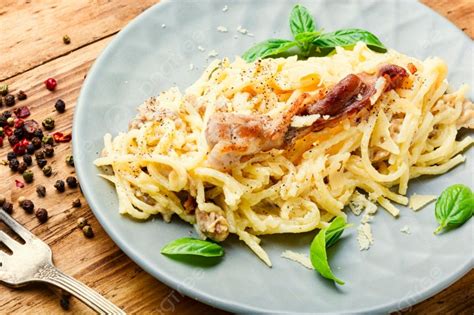 스파게티 알라 카르보나라 홈메이드 파스타 카르보나라의 베이컨 요리를 곁들인 전통 이탈리아 요리 스파게티 카르보나라 사진 배경 및 무료 다운로드를위한 그림 Pngtree