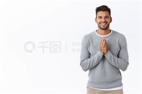 感激高清图片 开朗而感激的、留着胡子、穿着灰色毛衣的可爱小伙子欣赏努力，感谢朋友的帮助，双手合十，祈祷微笑，高兴地站在白色背景上 商务办公免费下载 格式 编号53004667 千图网