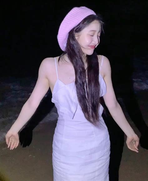 爱的是她 On Twitter 姜姜真的是极品脸便器，一颦一笑都随时准备好了接精啊。拍完之后 ，就是一大群粉丝撸着早已铁硬的鸡巴围过来，流着水狠狠在姜姜脸上拍打，然后一起给姜姜美容。 姜