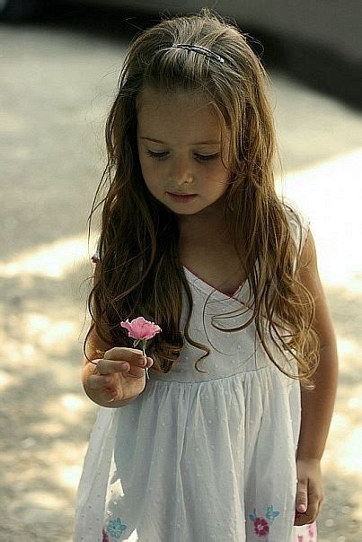 Фото Девочка держит в руке розочку