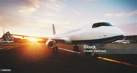 해질녘 공항 활주로에 서 있는 흰색 상업 비행기 정면 여객 비행기의 이륙 비행기 개념 3d 그림입니다 개념에 대한 스톡 사진 및 기타 이미지 Istock