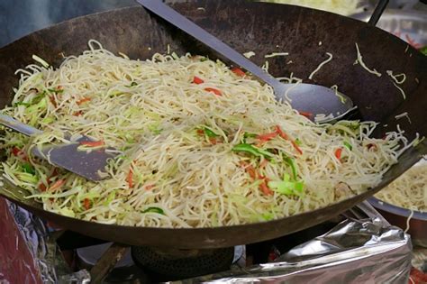 인도 중국 길거리 음식 요리 웍 건강 한 싱가포르 국수 차 우 나의 이미지 고추와 양파 가스 난로 호 브에 요리와 함께 볶음 사진 0명에 대한 스톡 사진 및 기타 이미지