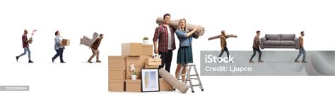 카펫을 들고 상자 더미와 흰색 배경에 고립 된 가정용품을 이동하는 다른 사람들의 더미와 미소 남자와 여자 걷기에 대한 스톡 사진 및 기타 이미지 Istock