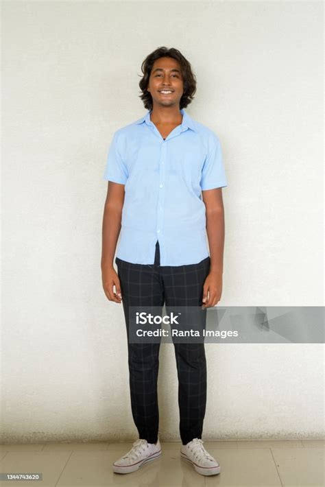 평범한 배경에 대해 미소 짓는 잘생긴 젊은 인도 남자의 전체 길이 초상화 전신에 대한 스톡 사진 및 기타 이미지 전신 사람들 아시아인 Istock