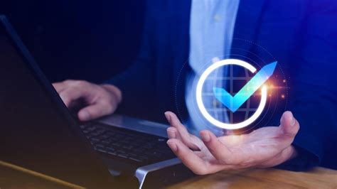 품질 보증 제어 표준 핸드는 최고의 서비스 품질 보증 보증 표준 Iso 인증 및 표준화 개념의 표시를 보여줍니다 프리미엄 사진