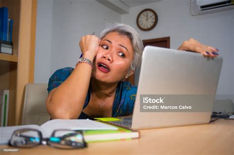 사무실 생활의 초상화 슬픈과 우울 중간 세 매력적인 아시아 여자 노트북 컴퓨터 책상에서 작업 스트레스와 피곤 느낌과 무기력 보고 불행 하 고 소진 걱정하는에 대한 스톡 사진