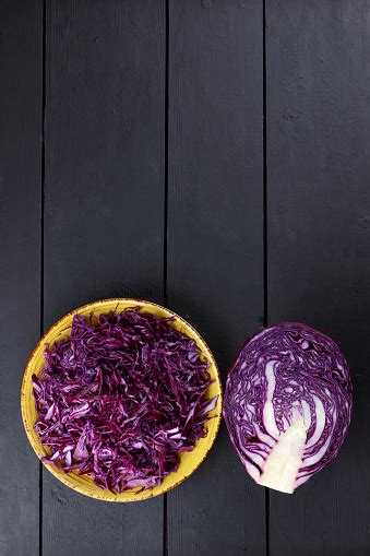 검은색에 자주색 양배추 노란색 접시 복사 공간 평면도 채식주의 음식 어두운 보드에 신선한 야채에 붉은 양배추를 다진 미니 갈기갈기 찢어진에 대한 스톡 사진 및 기타 이미지