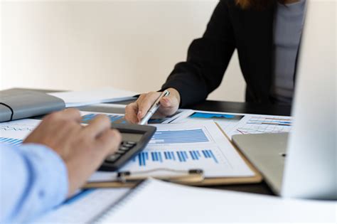 사업가는 계산기를 사용하여 동료의 회사 재무 제표를 계산하고 회사 내의 문제를보고 공동으로 해결합니다 비즈니스 재무 및 회계 개념 부채에 대한 스톡 사진 및 기타 이미지