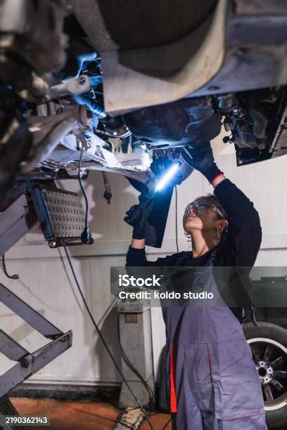 수리점에서 손전등으로 자동차 하부 구조를 검사하는 여성 정비사 20 24세에 대한 스톡 사진 및 기타 이미지 20 24세 20 29세 검사 보기 Istock