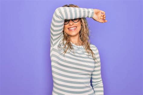 美丽的金发女郎穿着条纹短袖t恤和眼镜的紫色背景高清图片下载 正版图片506678721 摄图网
