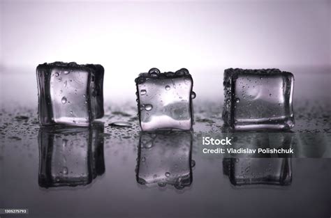 얼음 조각이 녹습니다 어두운 배경에 반사 분쇄 된 얼음의 용융 입자 그룹 각얼음에 대한 스톡 사진 및 기타 이미지 각얼음 개체 그룹 거울 Istock