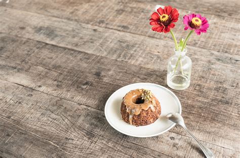 사과 계피 번트 케이크와 카라멜 디저트 음식으로 데이트 케이크 0명에 대한 스톡 사진 및 기타 이미지 0명 가을 갈색 Istock