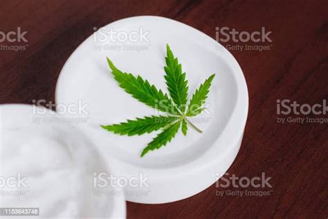 매크로 복사 공간이 있는 녹색 대마초 잎과 대 마 식물 제약 오일 Cbd의 생물 및 생태 식물에서 크림 항아리의 클로즈업 Stem 주제에 대한 스톡 사진 및 기타 이미지