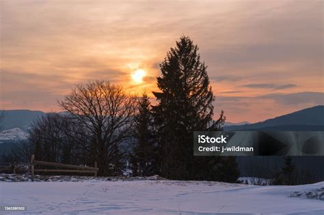 작은 알프스 마을과 겨울 눈 덮인 산 주위 첫 번째 일출 햇빛 보로넨코 카르파티안 우크라이나 0명에 대한 스톡 사진 및 기타 이미지 Istock