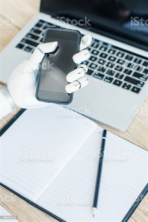 직장에서 빈 화면으로 스마트폰 들고 로봇의 손 클로즈업 보기 0명에 대한 스톡 사진 및 기타 이미지 0명 기술자 노트북 Istock