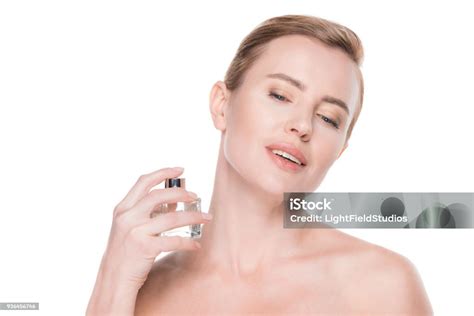 흰색 절연 향수를 사용 하 여 깨끗 한 피부를 가진 여자 건강관리와 의술에 대한 스톡 사진 및 기타 이미지 건강관리와 의술