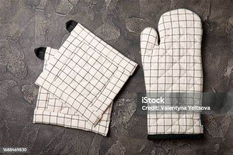 주방 오븐 장갑과 냄비 홀더는 나무 배경에 뜨거운 요리를 한다 텍스트를 위한 위치입니다 복사 공간 0명에 대한 스톡 사진 및 기타 이미지 Istock