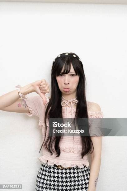 여자는 엄지 손가락 Habd 기호가 화가났다 20 29세에 대한 스톡 사진 및 기타 이미지 20 29세 30 39세 걱정하는 Istock