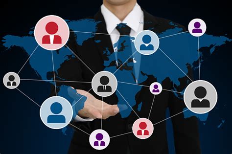 소셜 네트워크 아이콘을 제시하는 오픈 핸드를 가진 사업가 기업 재무와 산업에 대한 스톡 사진 및 기타 이미지 기업 재무와 산업 남자 남자 사업가 Istock