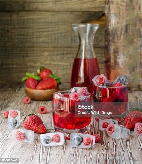 소박한 나무 테이블 선택적 초점에 냉동된 딸기와 여름 베리 레모네이드 0명에 대한 스톡 사진 및 기타 이미지 0명 과일 냉동된 Istock