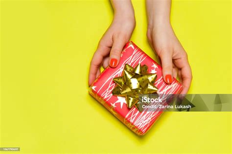 노란색 배경에 여성의 손에 활과 아름다운 빨간 선물 상자 상단 보기 텍스트에 대한 복사 공간 공휴일에 대한 스톡 사진 및 기타 이미지 Istock
