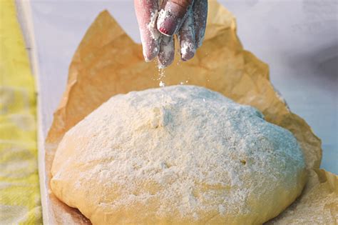 피자 반죽 또는 나무의 흰색 검은 색 배경에 베이킹 빵 반죽 또는 피자를 위한 페이스트리 가사 집안일에 대한 스톡 사진 및 기타