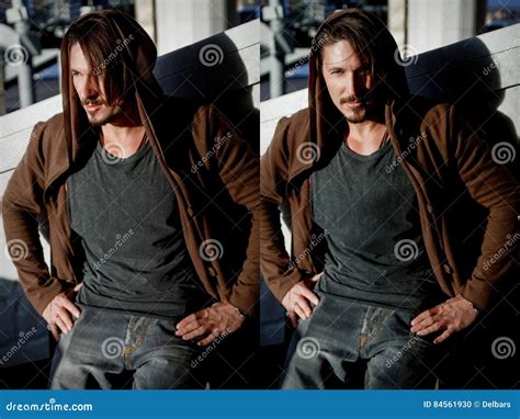 Красивый ультрамодный парень с голубыми глазами в улицах большого