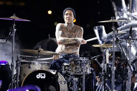El Baterista De Blink 182 Travis Barker Sufrió Una Grave Lesión En Un Dedo Y Debe Operarse