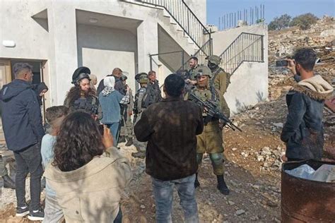 الاحتلال يعتقل مواطنا بعد اعتداء مستوطنين عليه بمسافر يطا