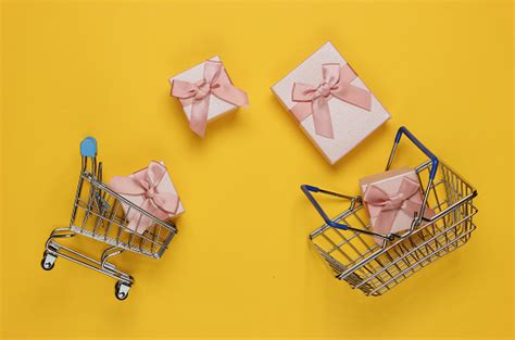 쇼핑 바구니와 트롤리 노란색 배경에 활선물 상자 크리스마스 생일 또는 결혼식을위한 구성 맨 위 보기 개념에 대한 스톡 사진 및 기타 이미지 Istock